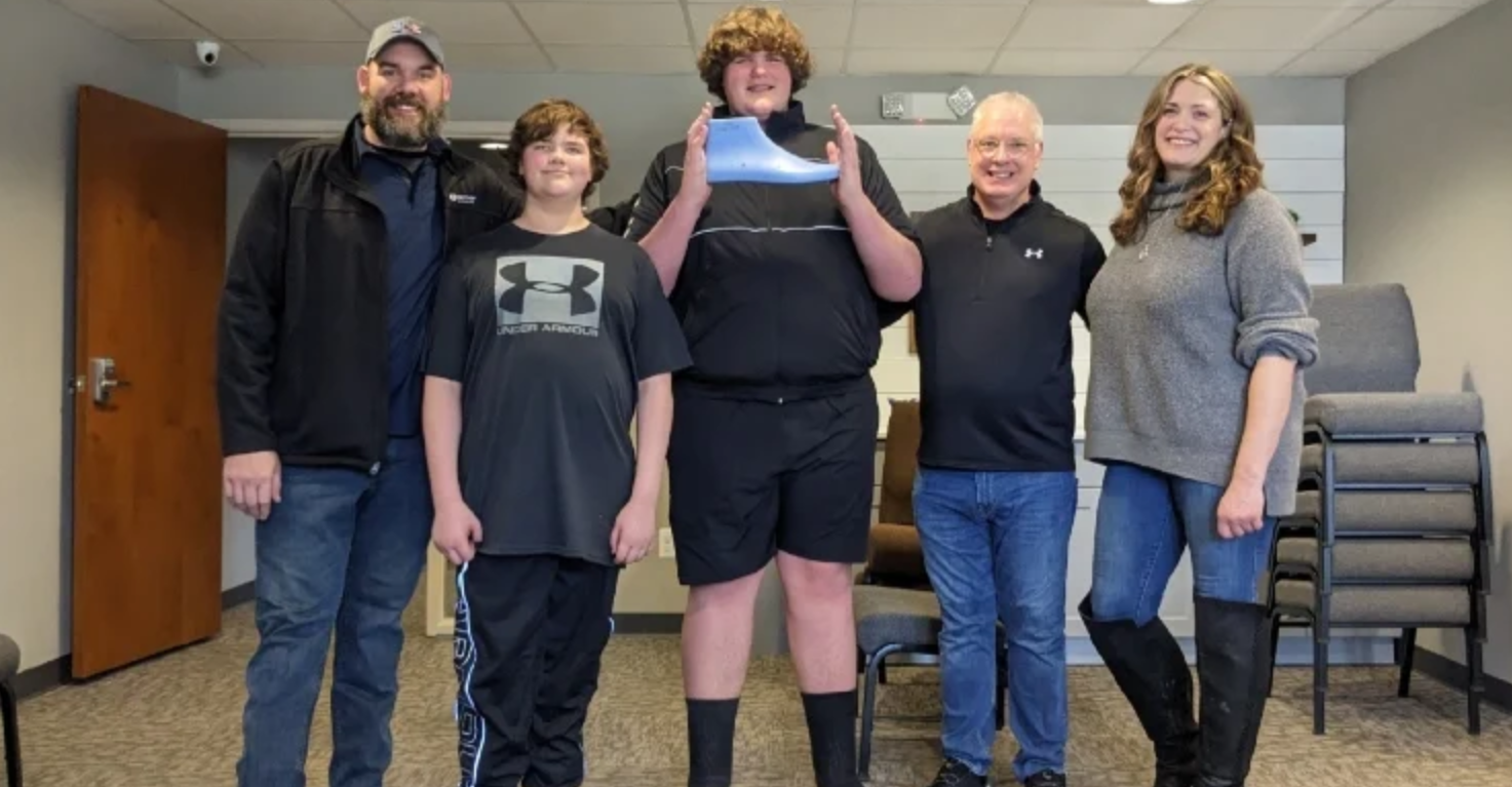 多亏了妈妈的努力和坚持 大脚儿子终于有了合脚的鞋_奇速英语