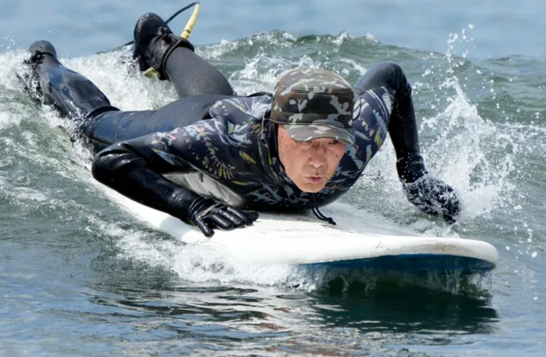 89岁老人冲浪挑战自我 成世界最年长冲浪者_奇速英语